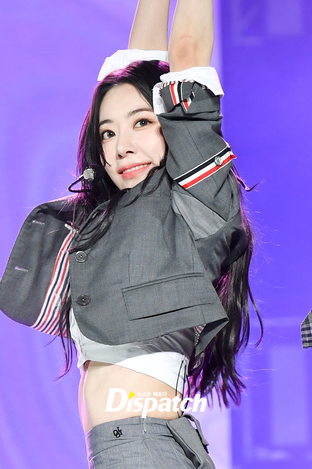 LE SSERAFIM's Sakura Is Full of Character at Debut Showcase | DIPE.CO.KR