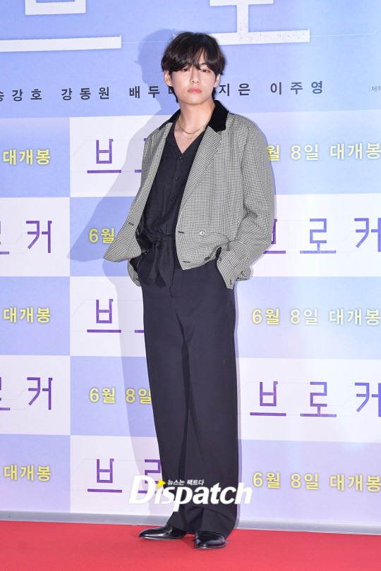 BTS V poses cute hearts at VIP premiere of Broker | DIPE.CO.KR