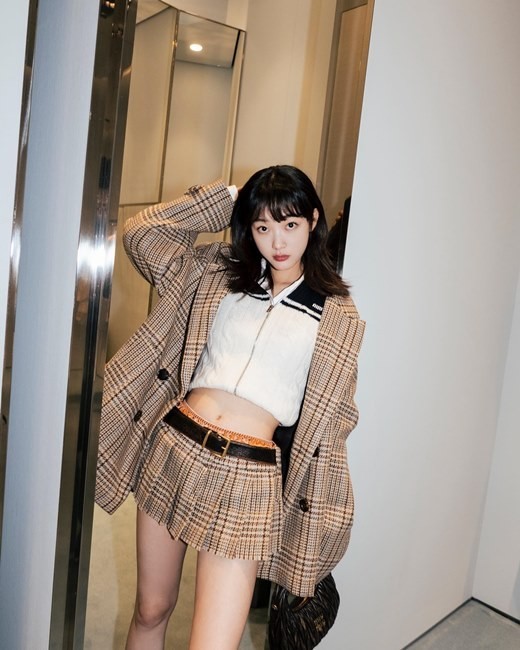 Lee You Mi, shows off her slender body with micro-mini short | DIPE.CO.KR