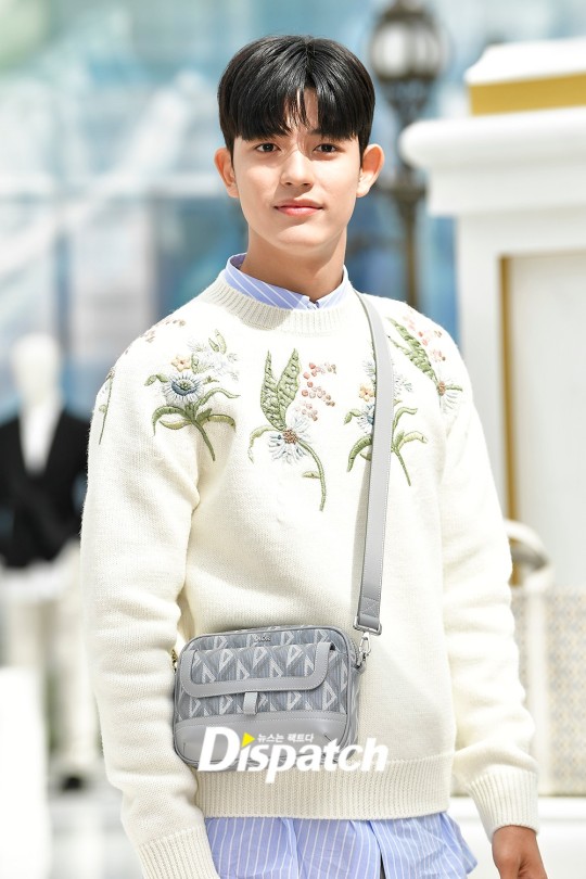 Lomon poses for cameras with cute smile | DIPE.CO.KR