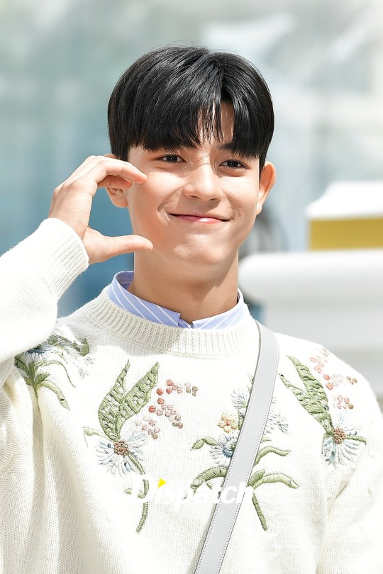 Lomon poses for cameras with cute smile | DIPE.CO.KR