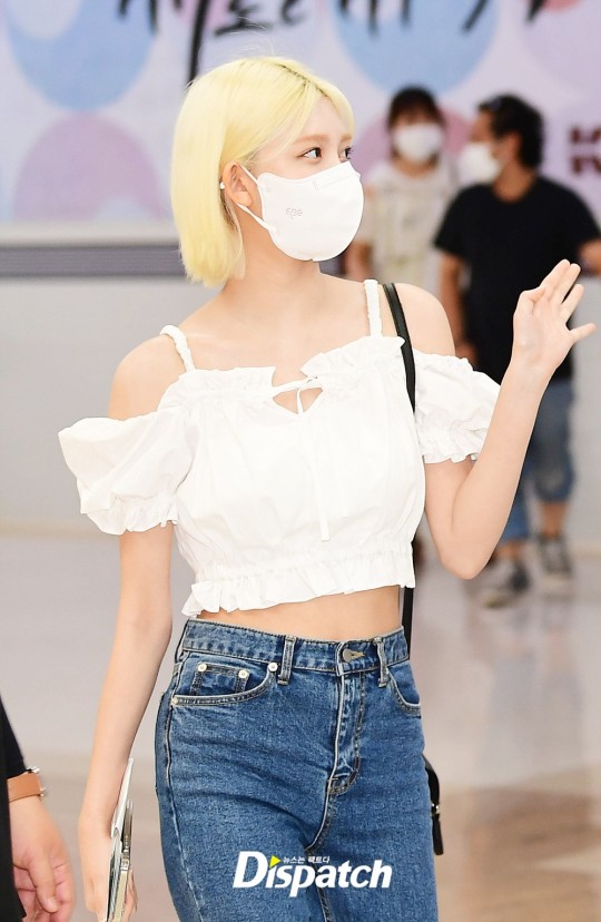 Ive's Gaeul, Yujin and Wonyoung wave for cameras at airport | DIPE.CO.KR