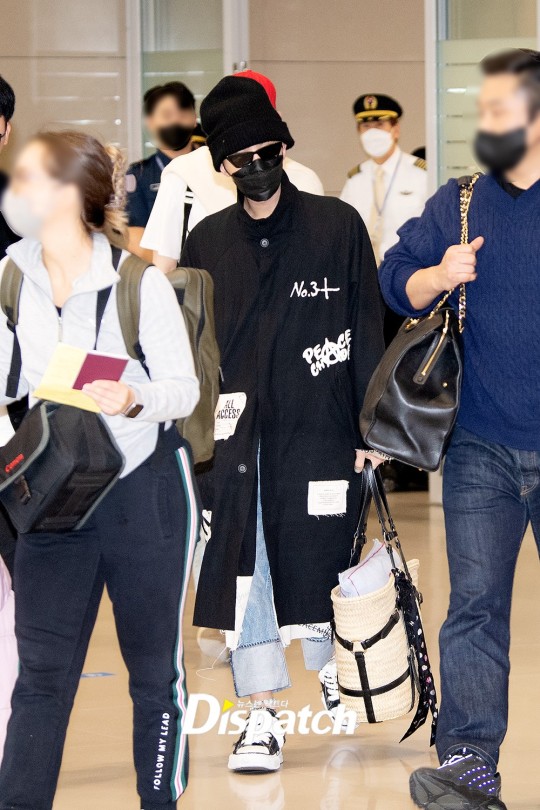 G-Dragon pulls off casual airport fashion | DIPE.CO.KR