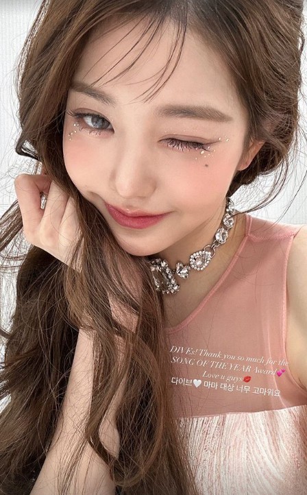 Ive’s Jang Won-Young thanks fans after winning the Grand Prize at the ...