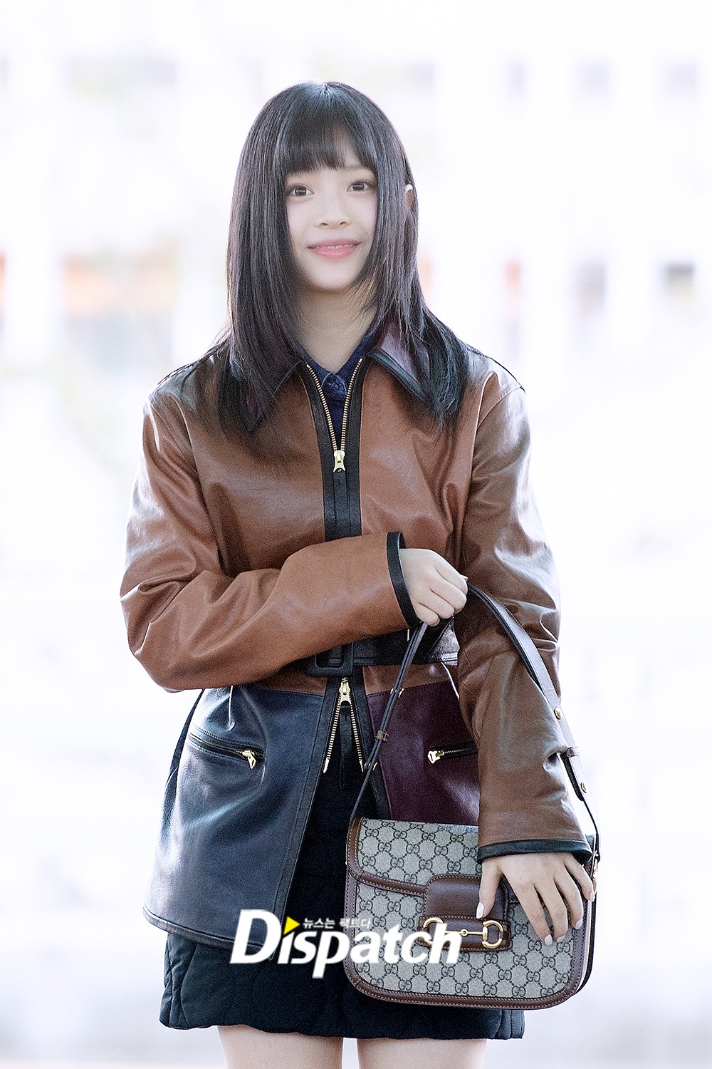‘NewJeans’ Hanni poses for cameras before departure | DIPE.CO.KR