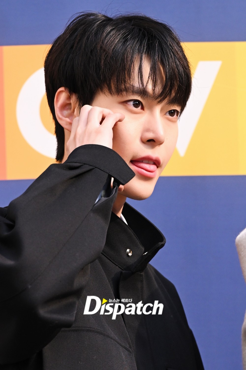 NCT 127 Pose for Pictures While on Their Way to 'Cultwo Show' | DIPE.CO.KR