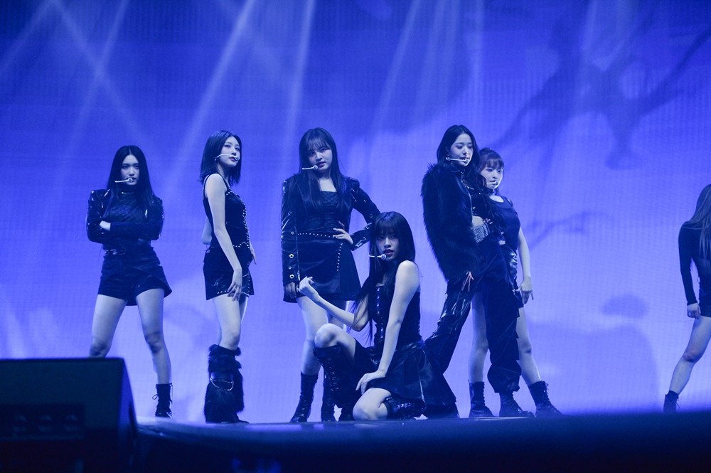 "Are you surprised by the new song?"...IVE, a lovely fan concert ...