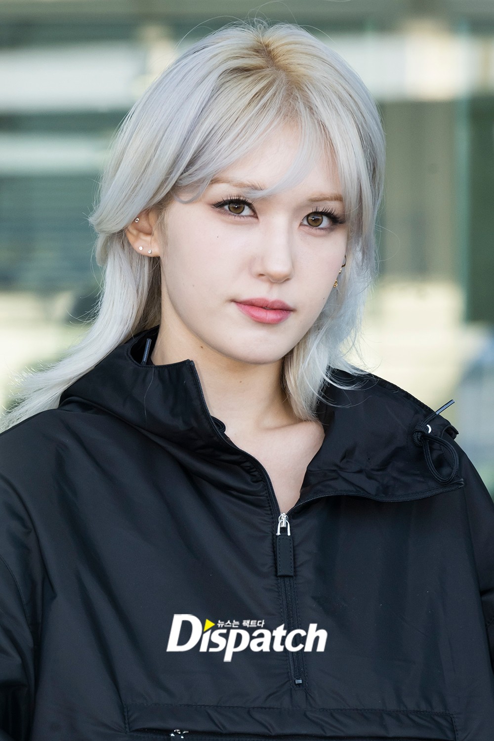 Jeon Somi looking cute at the Airport | DIPE.CO.KR