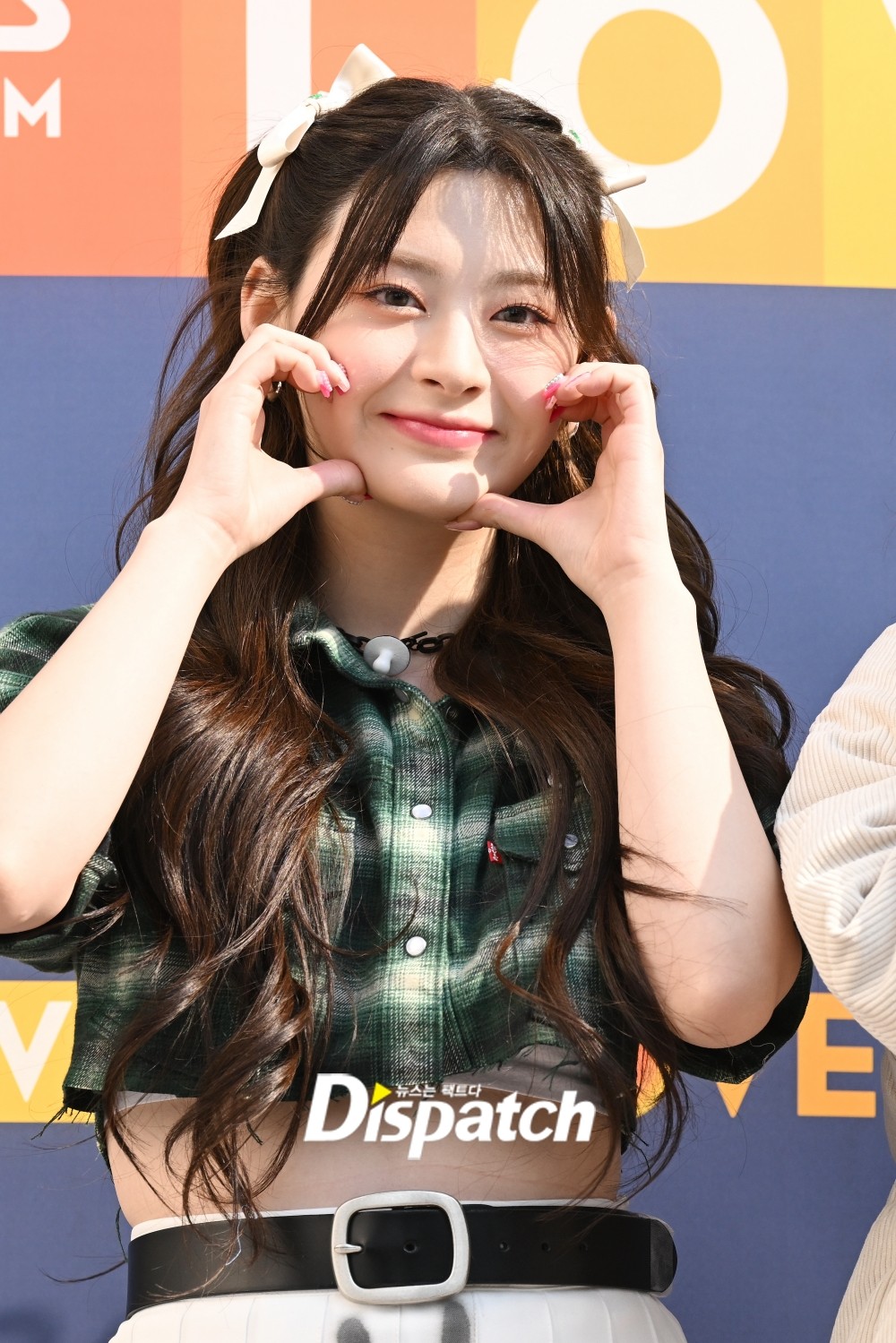 [현장포토] "햇살보다 눈부셔"...세은, 해맑은 하트 | 디스패치 | 뉴스는 팩트다!