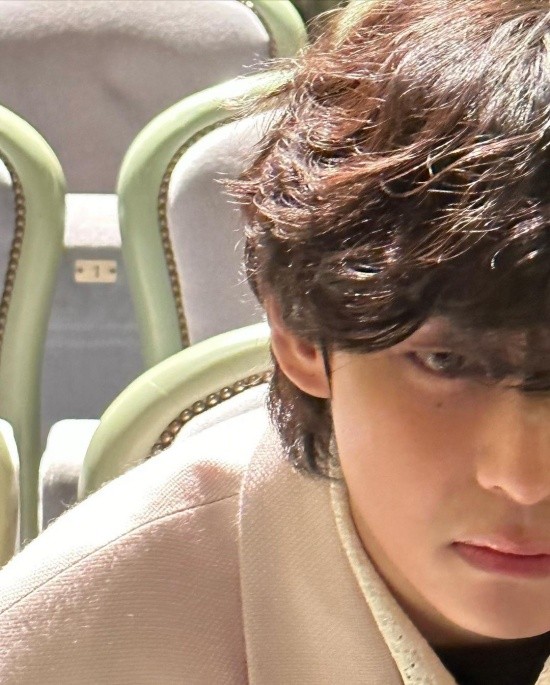 "A big one is coming" V revealed the behind-the-scenes in Paris | DIPE ...