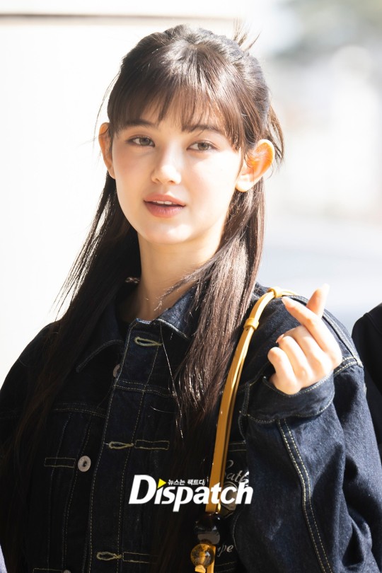 New Jeans wave for cameras before departure at Gimpo | DIPE.CO.KR