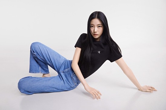 Le Sserafim Kazuha has showed off her flawless abs | DIPE.CO.KR