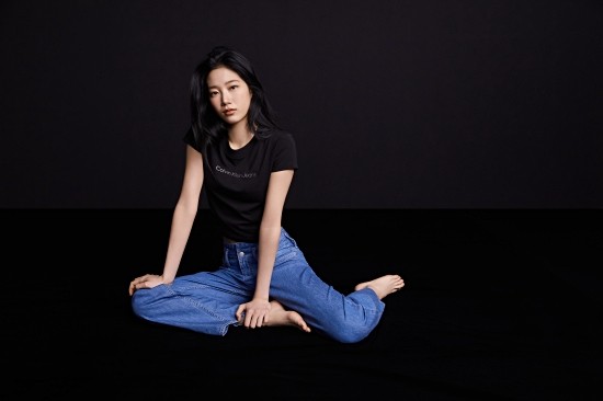 Le Sserafim Kazuha has showed off her flawless abs | DIPE.CO.KR