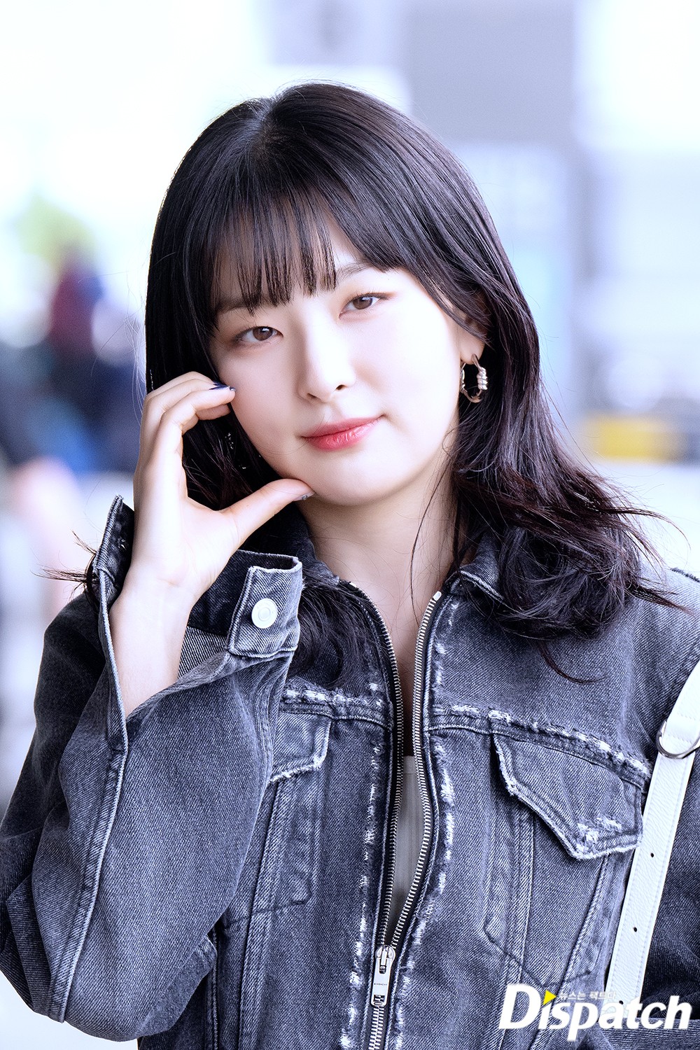 Red Velvet wave for cameras at airport | DIPE.CO.KR