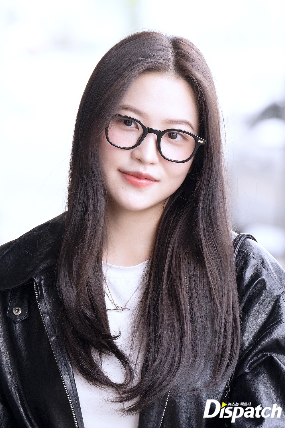 Red Velvet wave for cameras at airport | DIPE.CO.KR