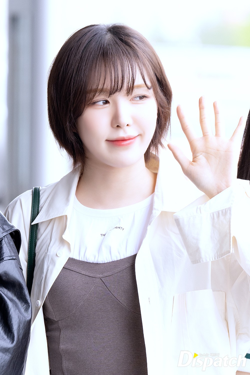 Red Velvet wave for cameras at airport | DIPE.CO.KR