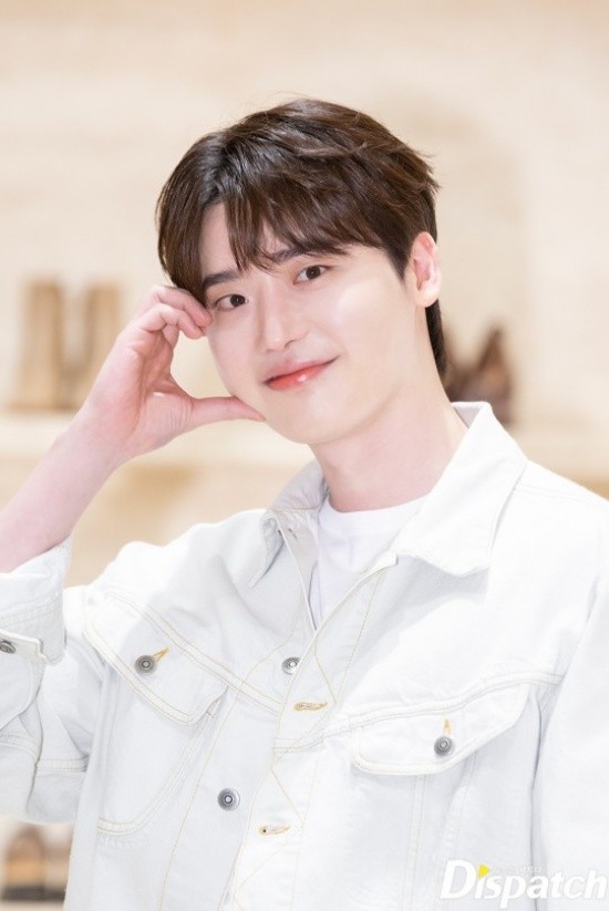[Photo] "heartwarming"...Lee Jong-suk, sweet cheek heart | DIPE.CO.KR