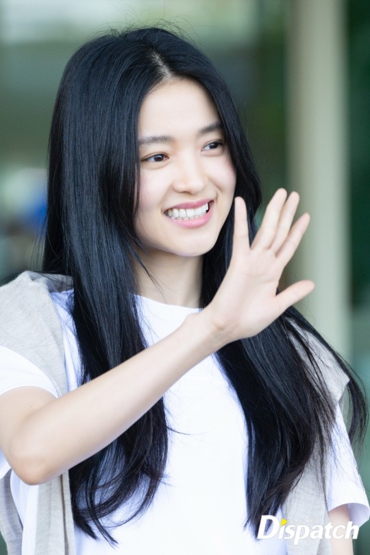 Kim Tae-Ri walks down airport runway in Prada | DIPE.CO.KR