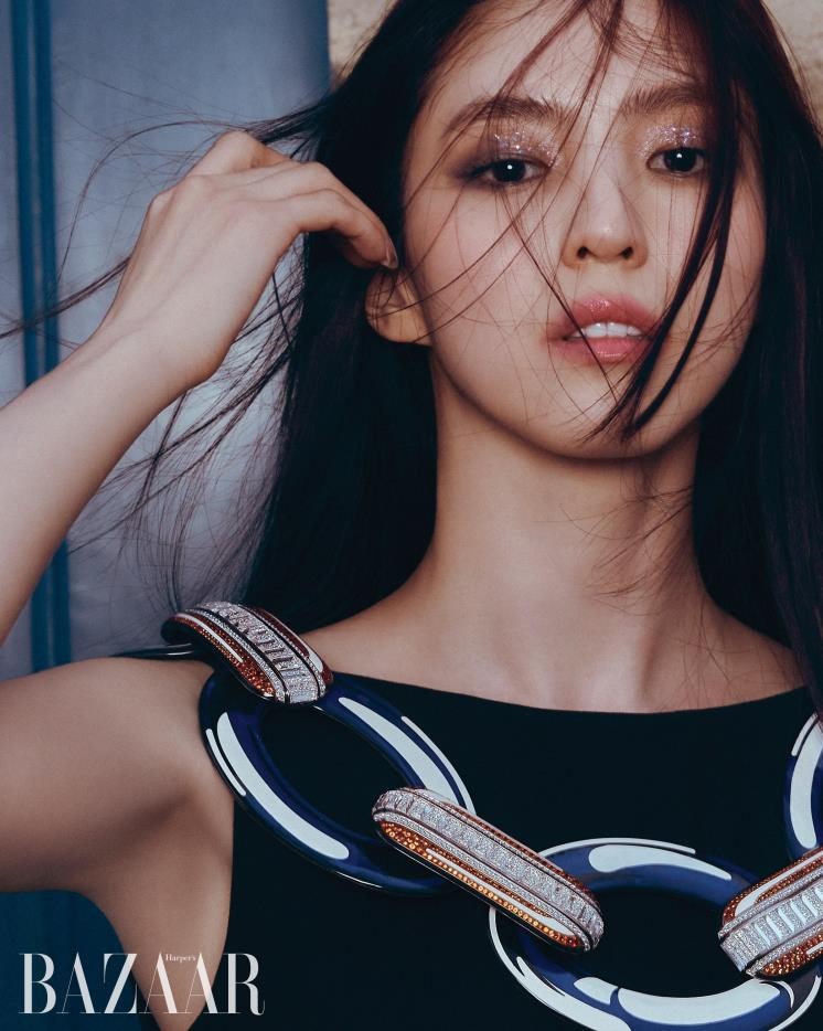 Han So-Hee Covers Harper's BAZAAR Korea Magazine | DIPE.CO.KR