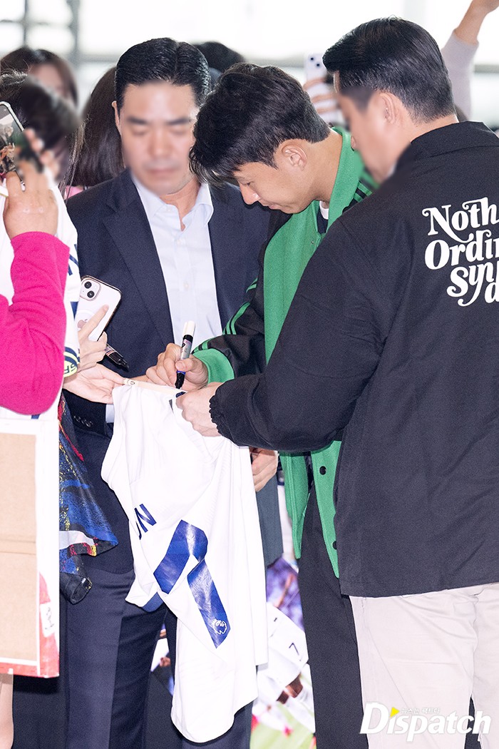 Son Heung-min shows world-class fan service at airport | DIPE.CO.KR