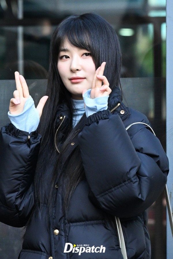 Red Velvet wave for cameras before Music Bank rehearsal | DIPE.CO.KR