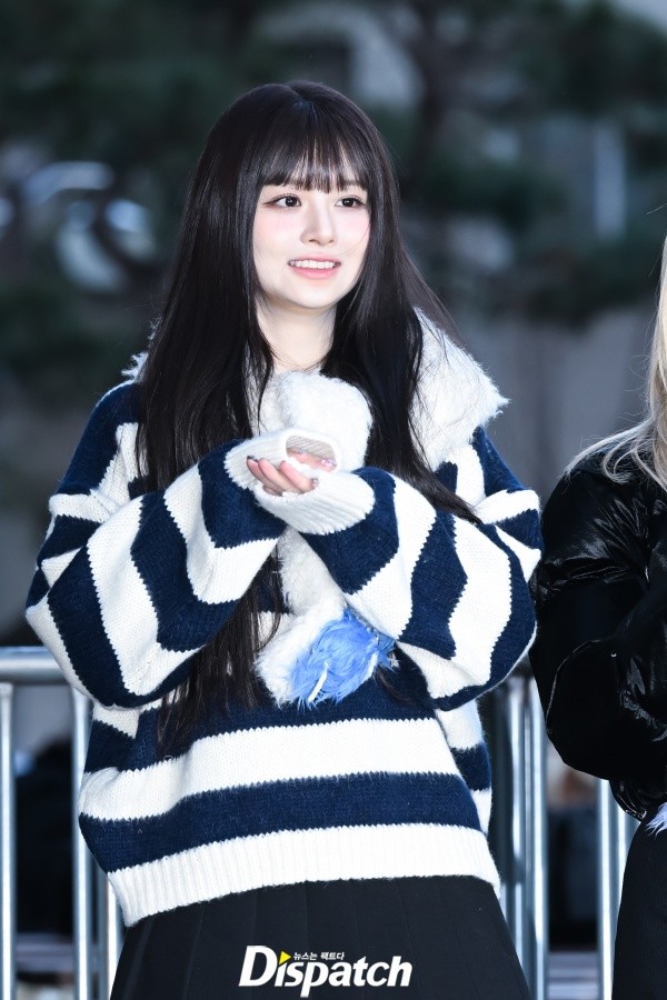 NMIXX's Sullyoon and Bae pose for cameras before Music Bank rehearsal ...