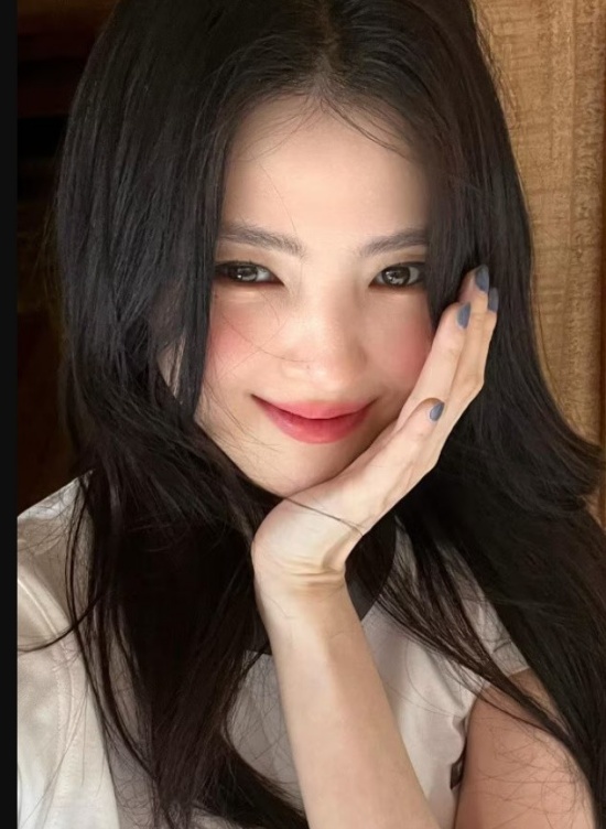 Han So-hee Returns With Bright Smile | DIPE.CO.KR