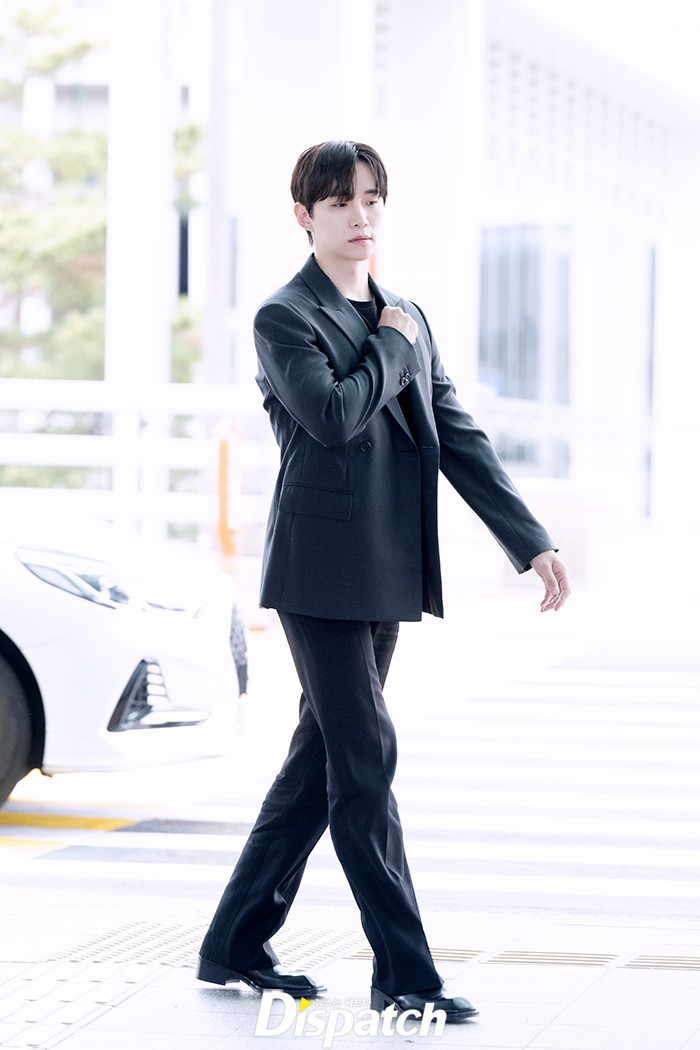 Lee Junho Shows Off Chic Charm In Black Suit Look | DIPE.CO.KR