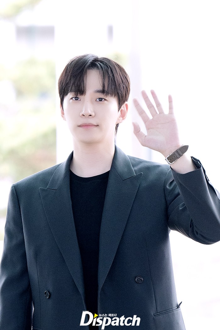 Lee Junho Shows Off Chic Charm In Black Suit Look | DIPE.CO.KR