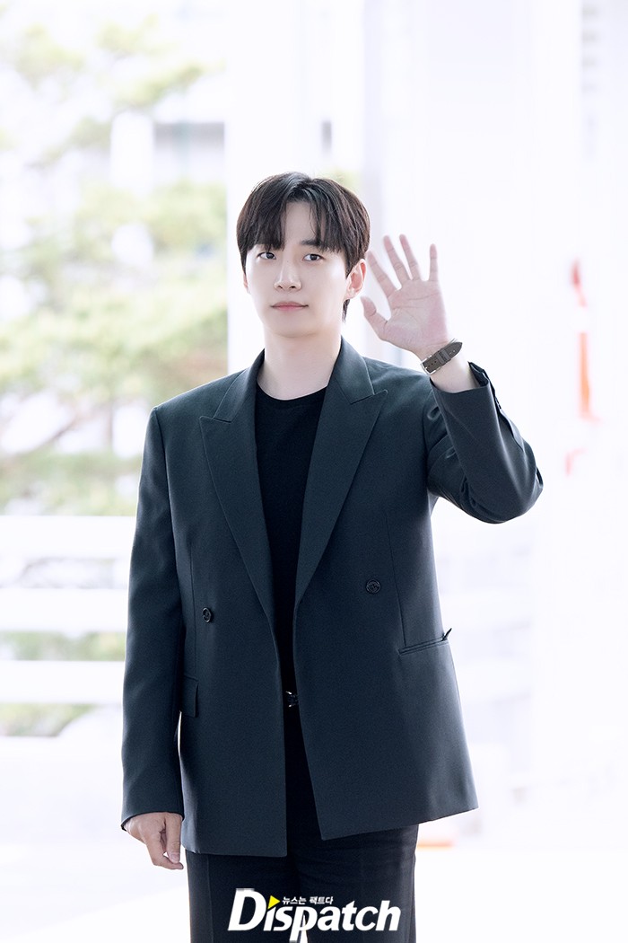 Lee Junho Shows Off Chic Charm In Black Suit Look | DIPE.CO.KR