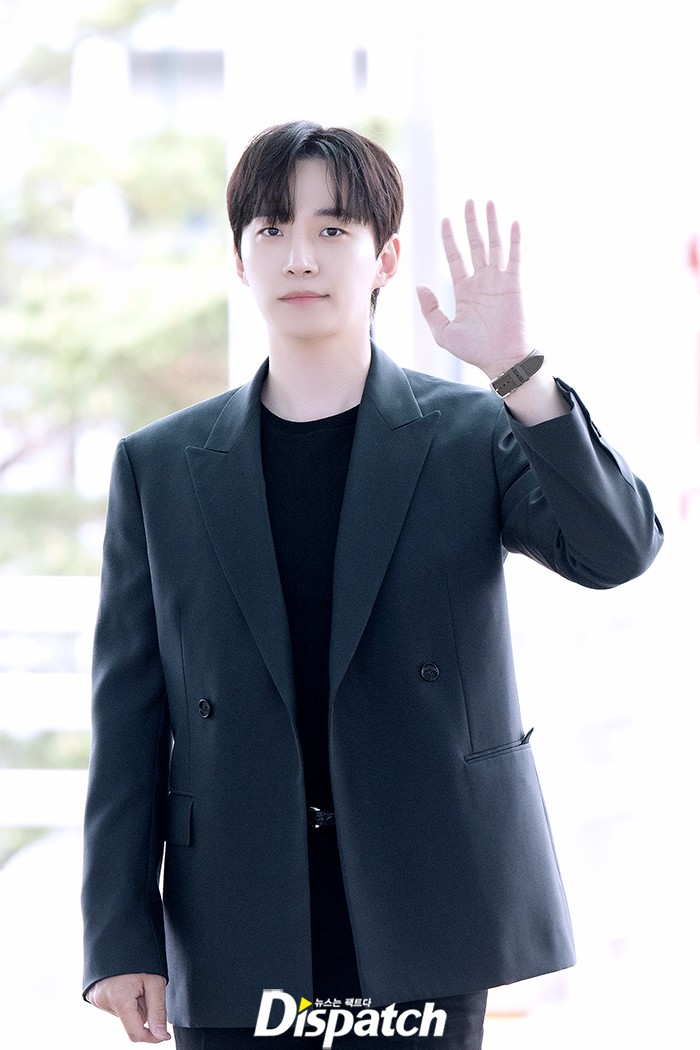Lee Junho Shows Off Chic Charm In Black Suit Look | DIPE.CO.KR