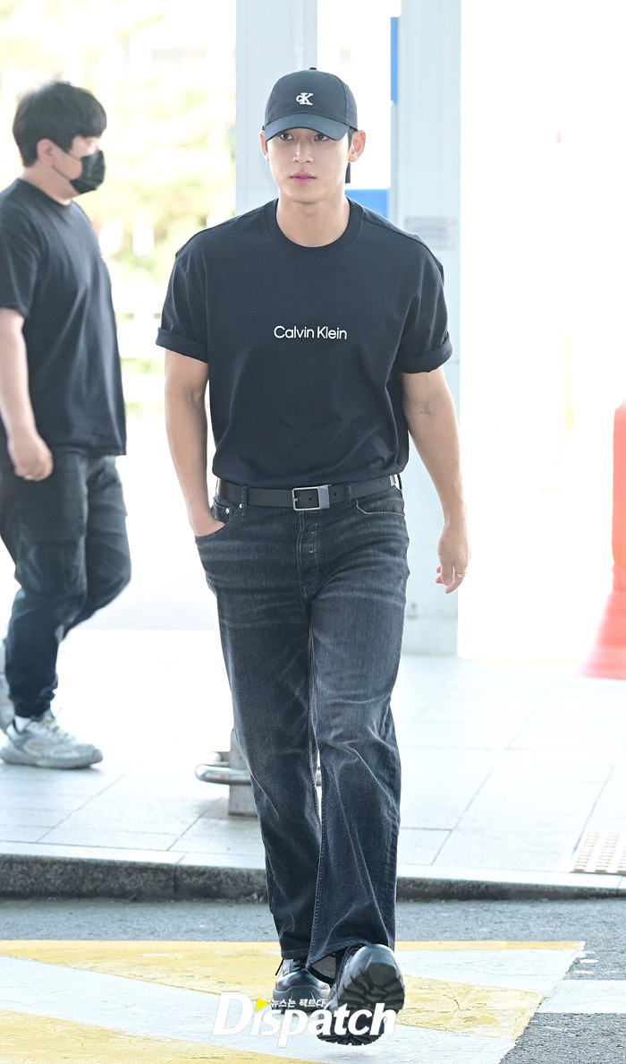 SEVENTEEN's Mingyu Spotted at the Airport | DIPE.CO.KR