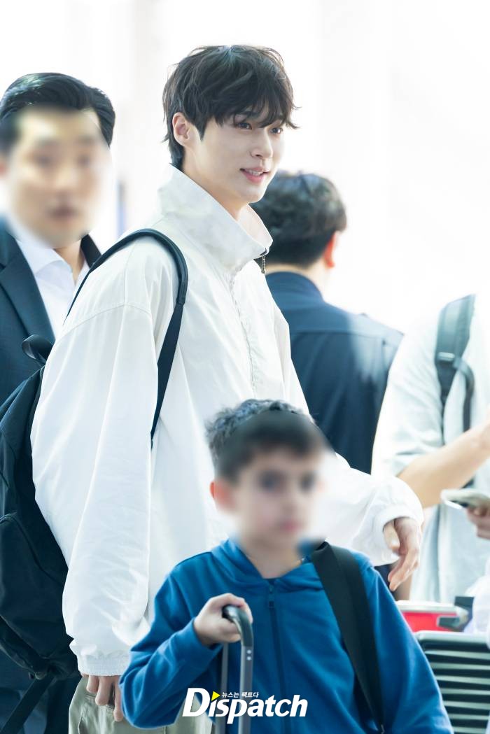 "Melting Smiles"...Byeon Woo-seok's Sweet Greeting | DIPE.CO.KR