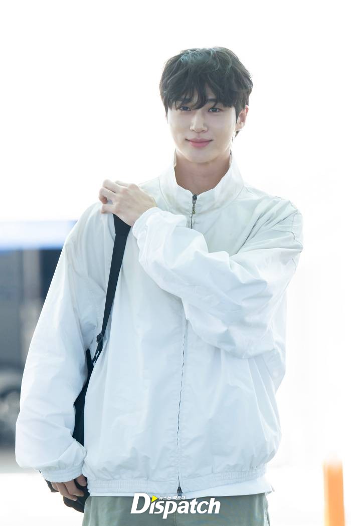 "Melting Smiles"...Byeon Woo-seok's Sweet Greeting | DIPE.CO.KR