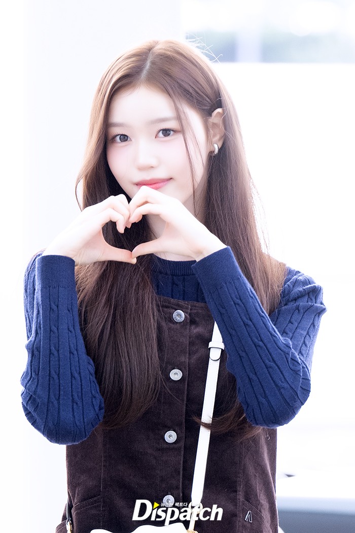 [현장포토] "막내 온 탑!"...정세비, 눈부신 미모 | 디스패치 | 뉴스는 팩트다!