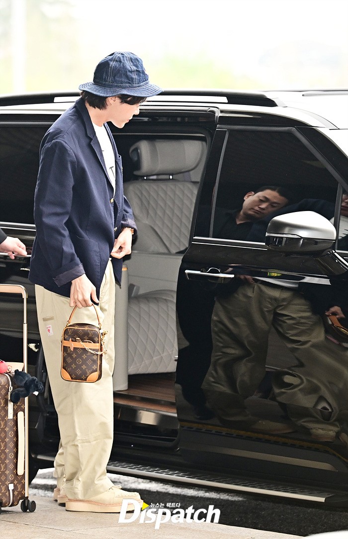 [현장포토] "두근두근, 눈맞춤"…제이홉, 카리스마 출국 | 디스패치 | 뉴스는 팩트다!