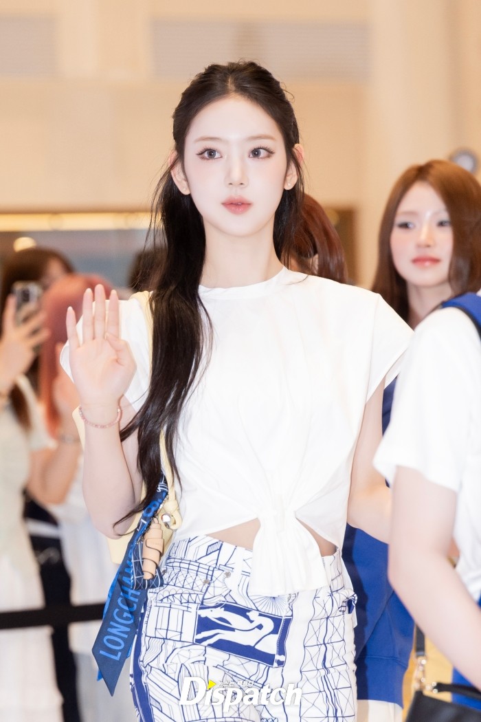 [현장포토] "심장이 쿵!"...이솔, 토냥이 키스 | 디스패치 | 뉴스는 팩트다!