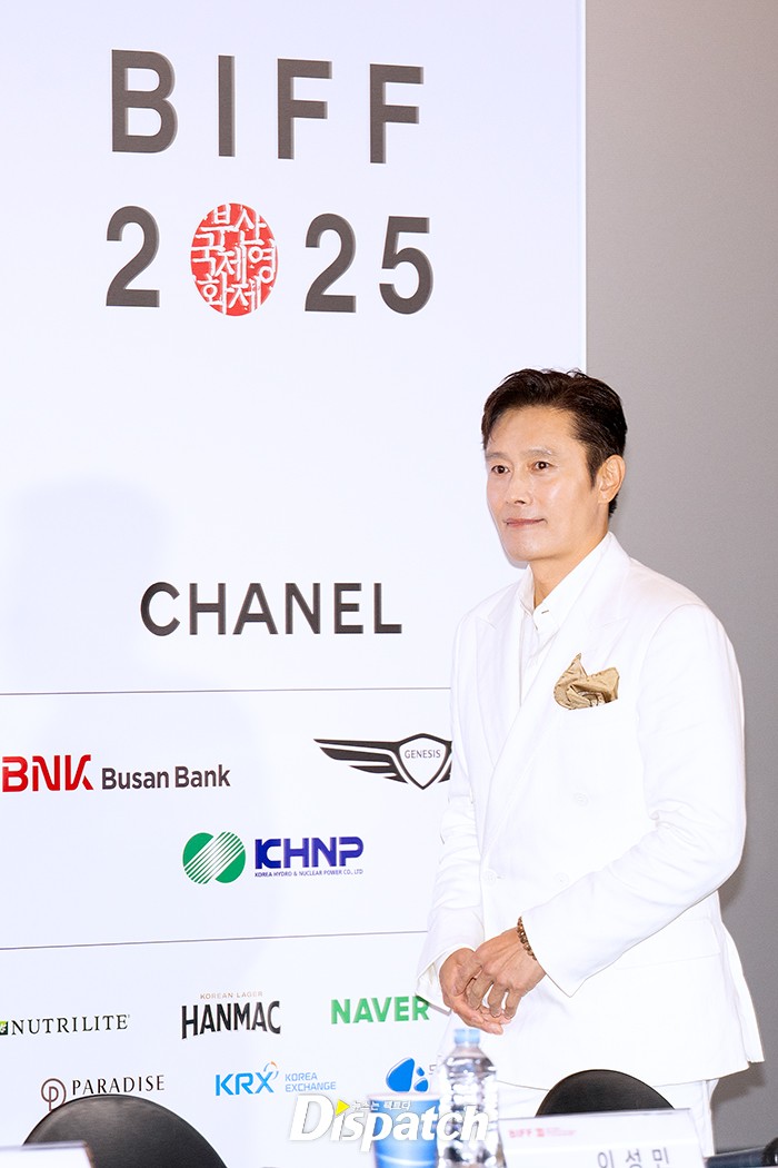 [현장포토] "포스가 다르다"...이병헌, BIFF의 조각상 | 네이트 판