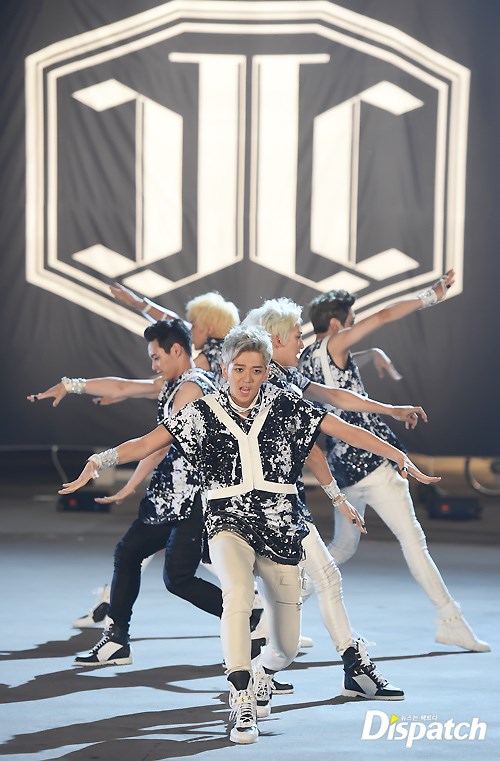 300명이 춤을 춘다, 빙빙빙"…JJCC, 역대 최다인원 M/V | 디스패치 | 뉴스는 팩트다!