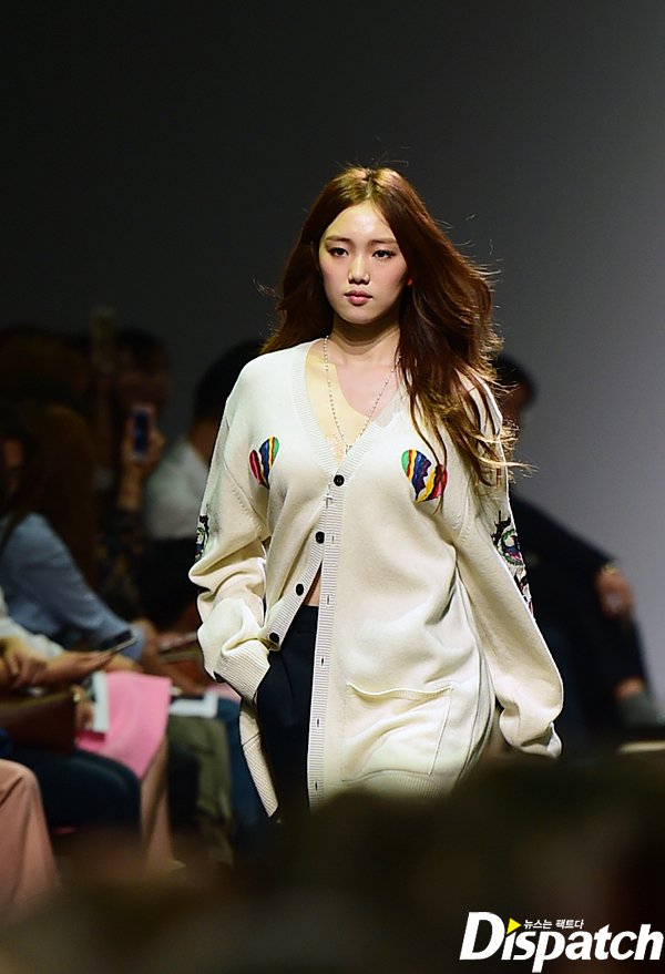 [HSFW] "나, 원래 모델이야"…이성경, 금의환향 런웨이 | 디스패치 | 뉴스는 팩트다!