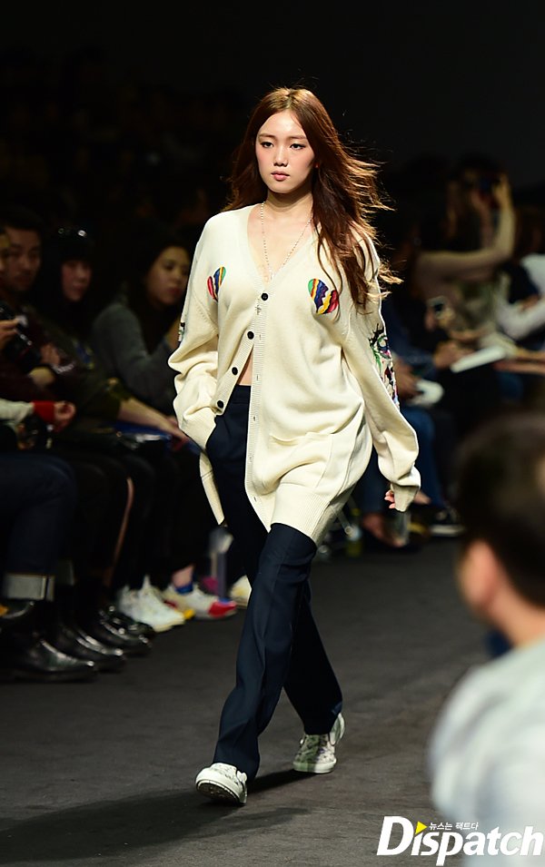 [HSFW] "나, 원래 모델이야"…이성경, 금의환향 런웨이 | 디스패치 | 뉴스는 팩트다!