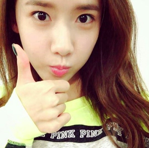 [Selfie ★] "수험생들! 굿럭"…윤아, 행운의 엄지척 | 디스패치 | 뉴스는 팩트다!