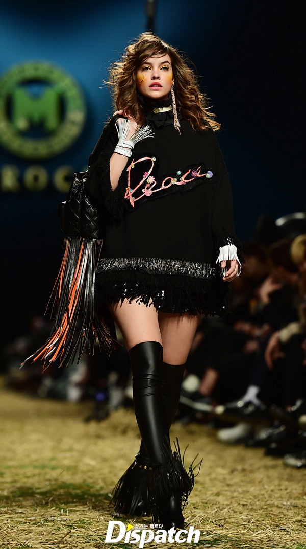 [HSFW] "톱모델의 팬서비스"…바바라 팔빈, 런웨이 윙크 | 디스패치 | 뉴스는 팩트다!