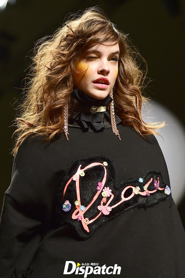 [HSFW] "톱모델의 팬서비스"…바바라 팔빈, 런웨이 윙크 | 디스패치 | 뉴스는 팩트다!