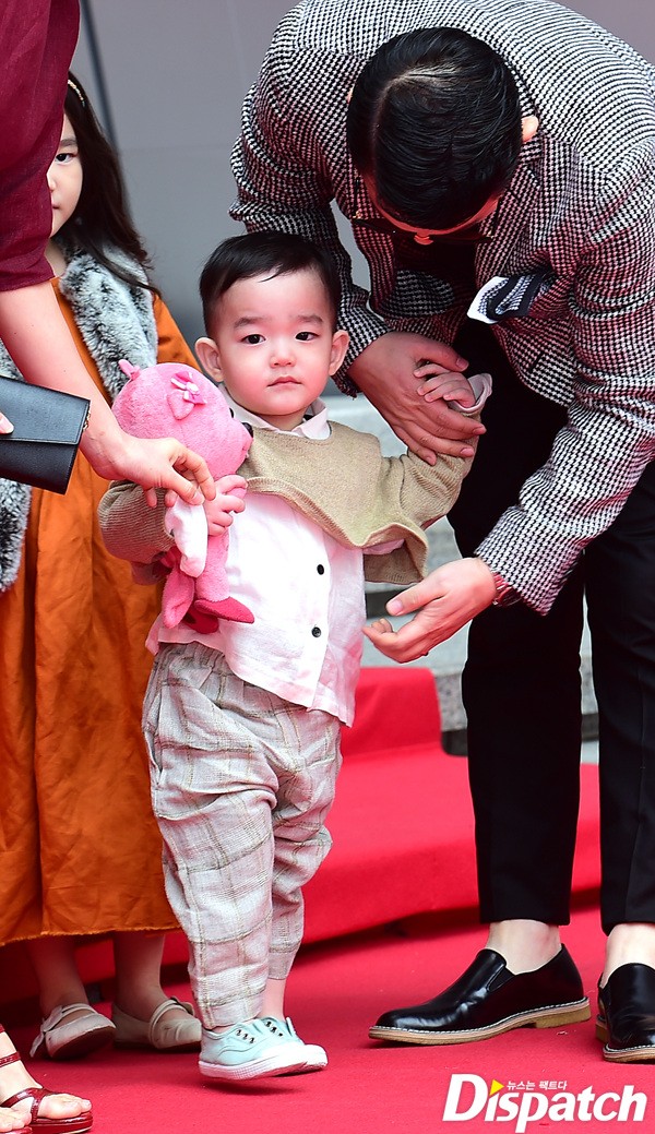 [HSFW] "남매는 패셔니스타"…소을·다을, 패션쇼 나들이 | 디스패치 | 뉴스는 팩트다!