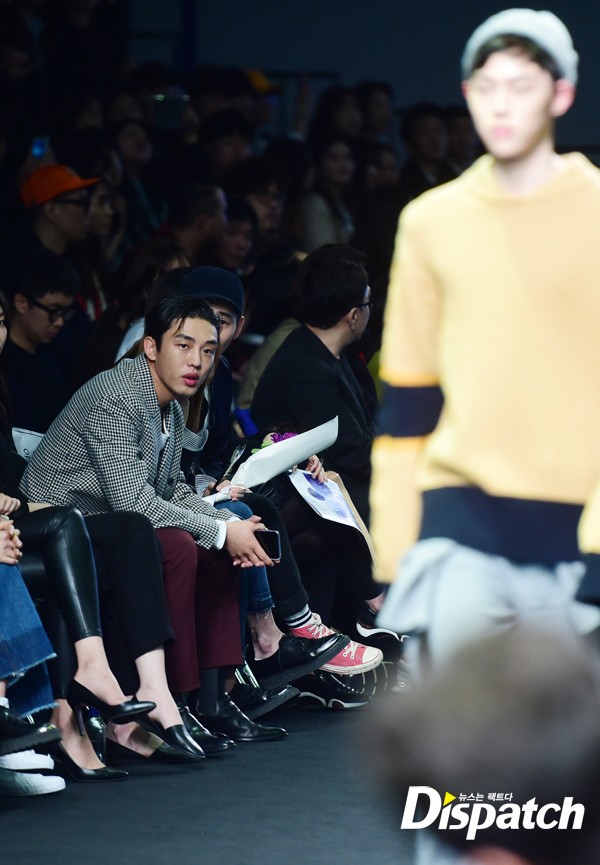 [HSFW] "렌즈 발견, 브이~"…유아인, 패션쇼를 즐기는 법 | 디스패치 | 뉴스는 팩트다!