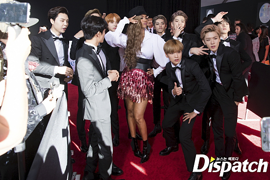 [현장포토] "뱅크스, Regular huh?"…NCT127, 유쾌한 레드카펫 (AMAs) | 디스패치 | 뉴스는 팩트다!